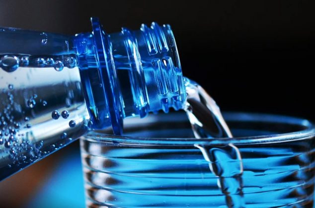 Descubren partículas de plástico en botellas de agua de 11 marcas