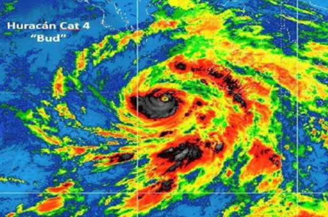 Huracán "Bud" se intensifica a categoría 4 y amenaza a 6 estados