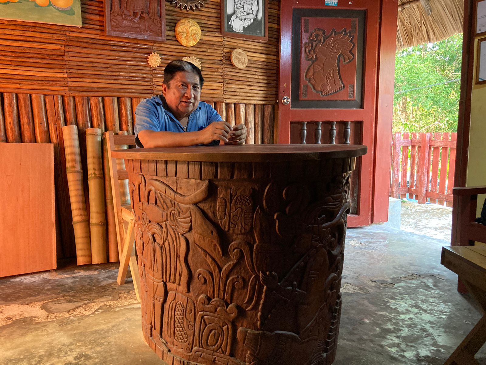Conoce la obra "El Chiclero" del escultor maya Juan Cima Barzón...