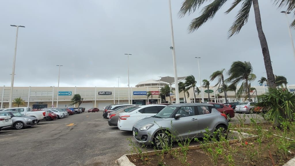 Usuarios de estacionamiento de Plazas Outlet exigen mayor seguridad o ...