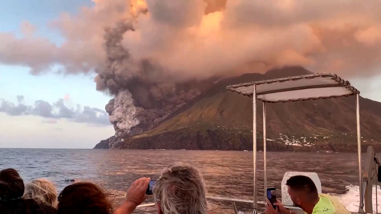Italia activa la alerta roja por la erupción del volcán Stromboli