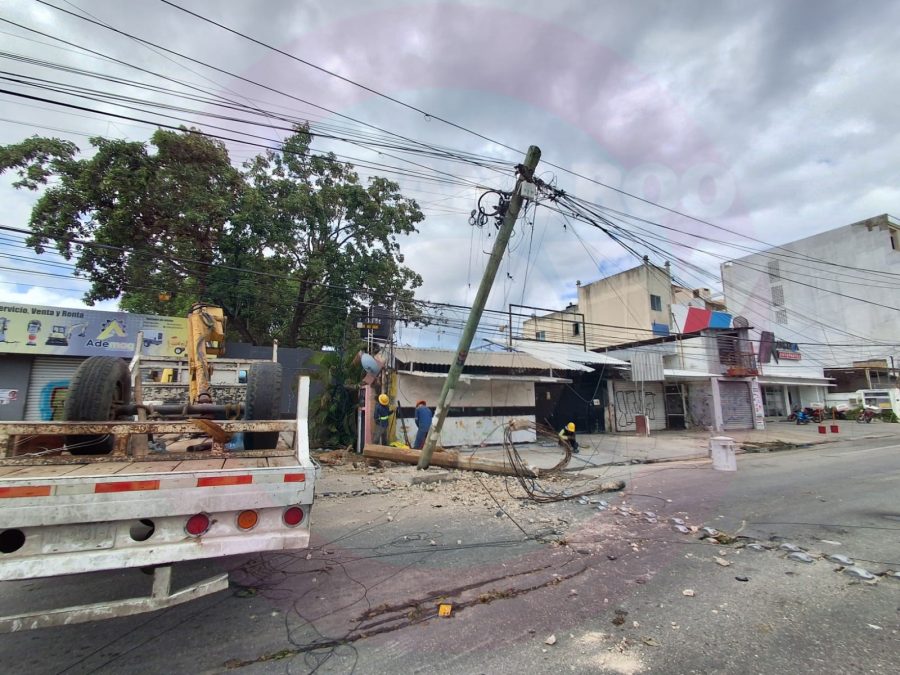 Retiran poste de CFE dañado por 'Beryl' en Playa del Carmen